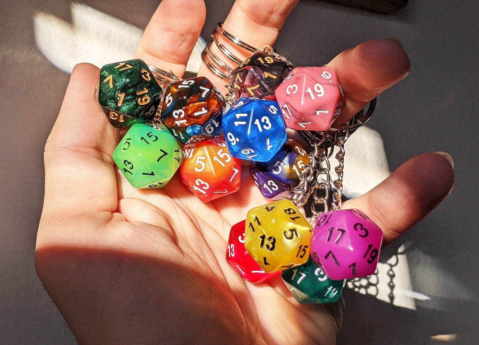 D20 Keychain Dungeons and Dragons Gift (Random Color) – Dice Legend